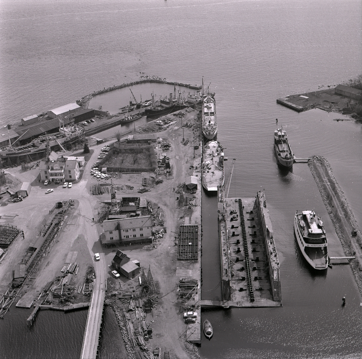 Flygfoto över varvet i Kalmar. - Kalmar läns museum / DigitaltMuseum