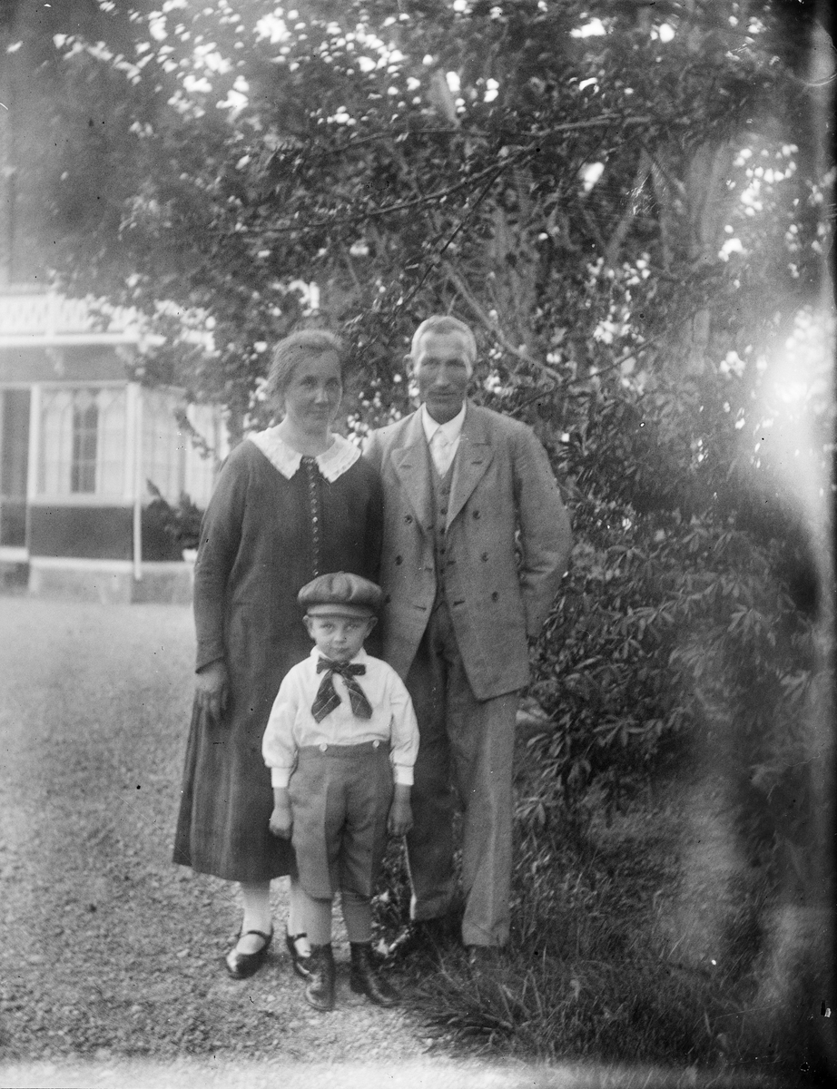 "Tora, Tore och jag i Drevle" - John Alinder med familj i trädgården ...