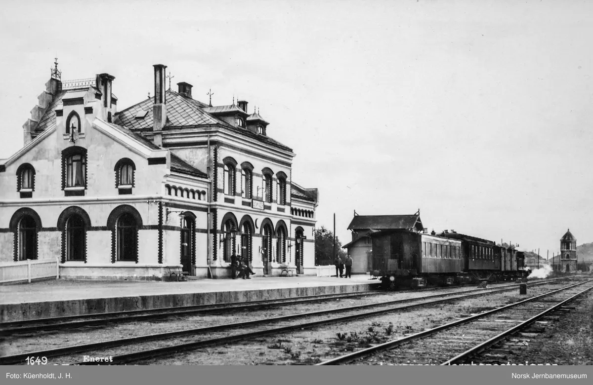 Levanger stasjon med persontog - Norsk Jernbanemuseum / DigitaltMuseum