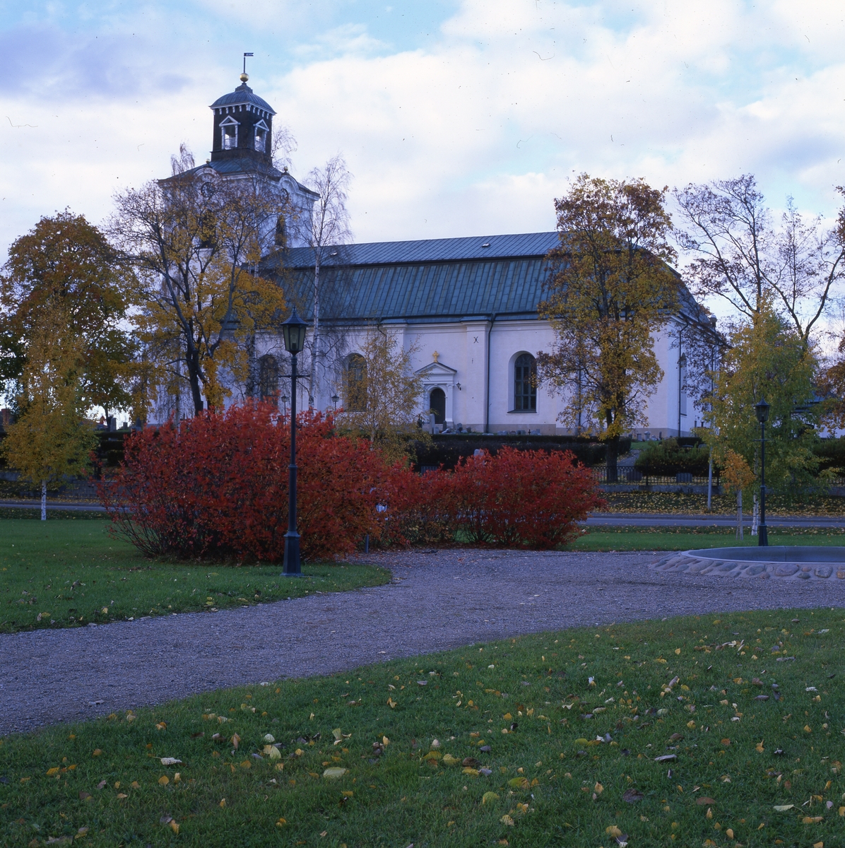 Alfta kyrka i höstfärger, 19 oktober 1997. - Hälsinglands Museum ...