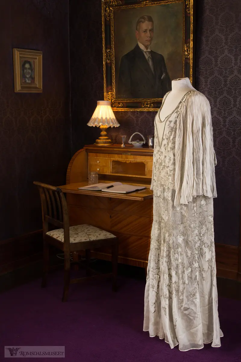 Fotografering av Laura Hanssen sine kjoler i Chateauet. .R.12444 .(Se ...