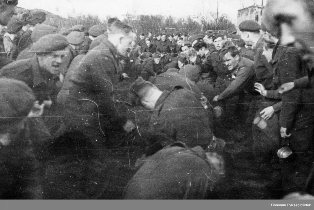 Lakselv 17. mai 1945: Distriktskommando Finnmark: 17. mai med ...