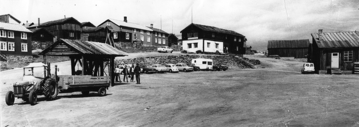 Malmvekta fra Kongens gruve blir plassert på Malmplassen, Røros ...