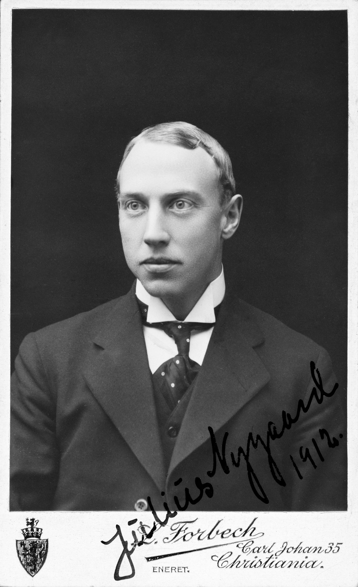 Fotografisk portrett av forstkandidaten Julius Nygaard (1882-1962). Da ...