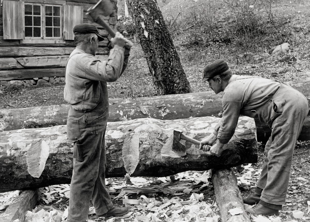 Rying – borthogging av yteved – fra en halvkløvd tømmerstokk som skulle ...