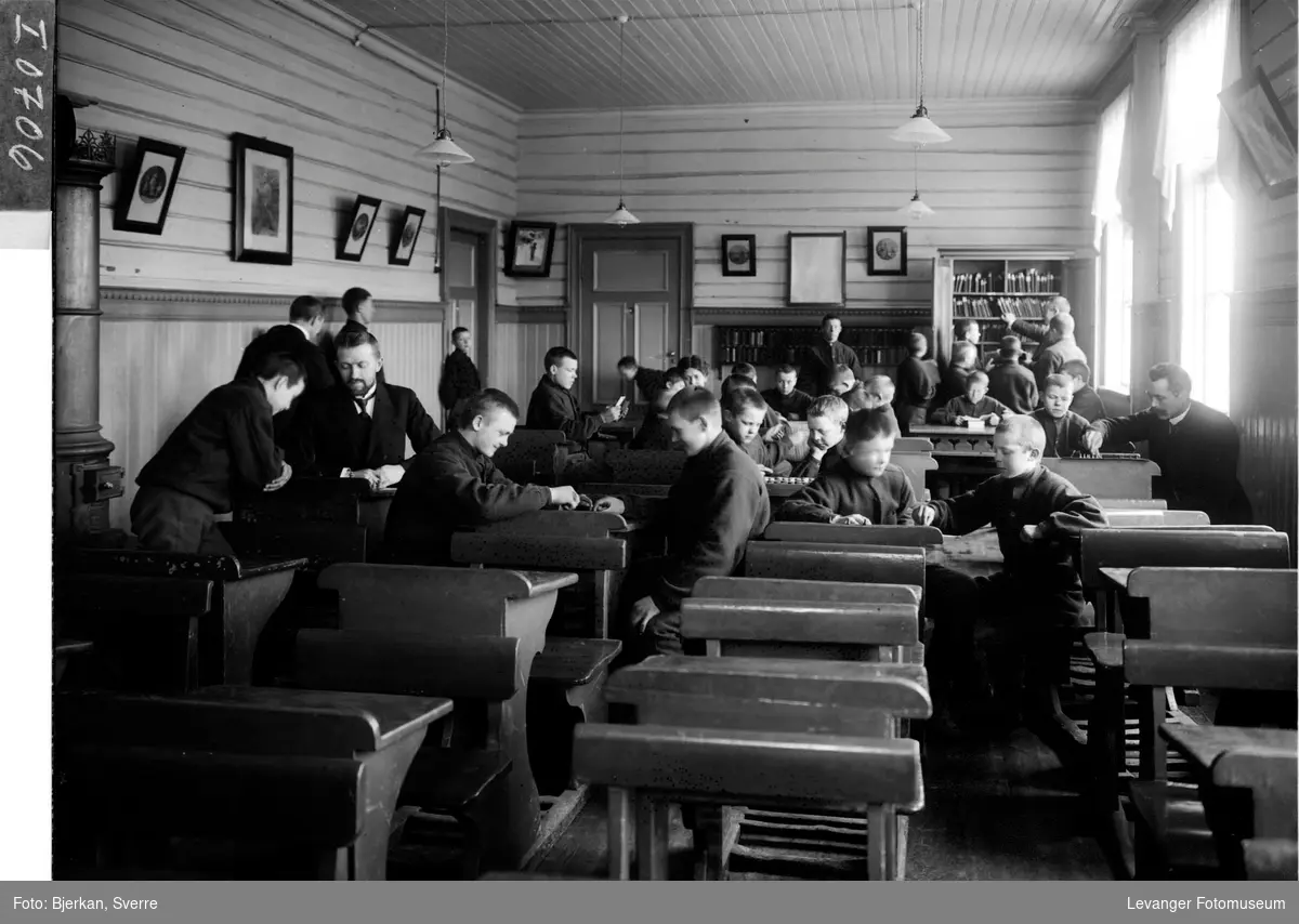 Fra Falstad skolehjem, Ekne, fra undervisningen, i klasserommet ... Fra Falstad skolehjem, Ekne, fra undervisningen, i klasserommet ...