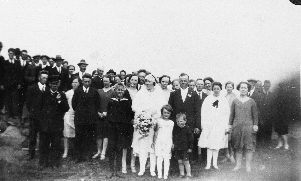 Bryllupet til Anna f. Helgeland (1902 - 1978) og Ola Jonson Haugland ...