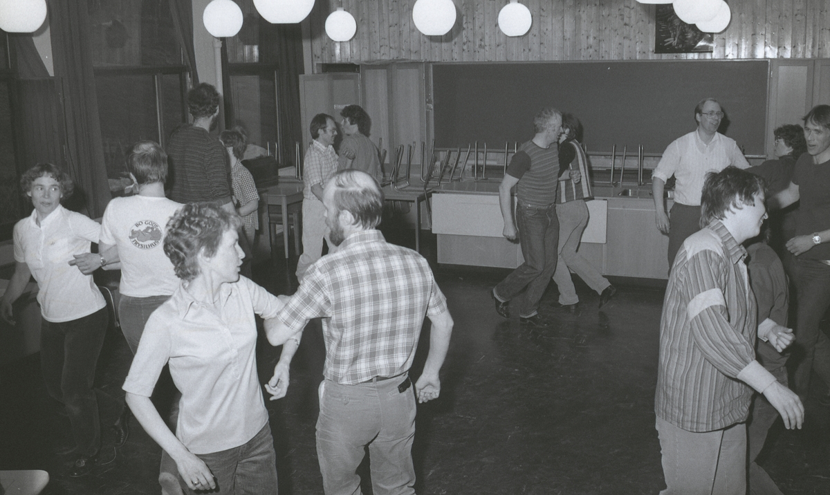 Trysil-Knut dans og spelmannslag. Hallingdans, felespill, dans og lek ...