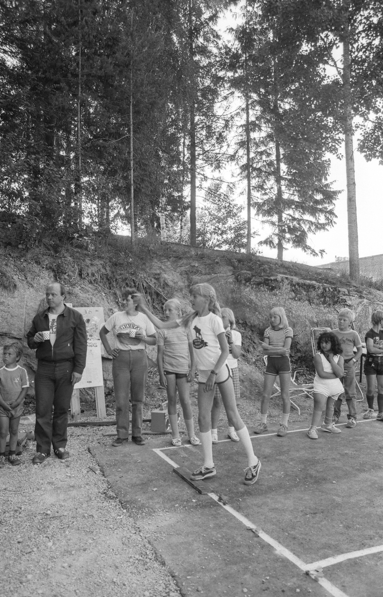 Siggeruddagen 1982. Lek med sekkeløp, hest og sulky med barn, barn og ...
