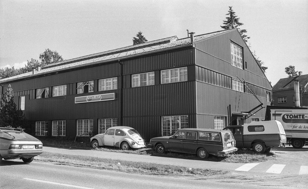 Tomte Mat i Ås med to ferdigutdannede pølsemakere. Hans Olav Skjolden ...