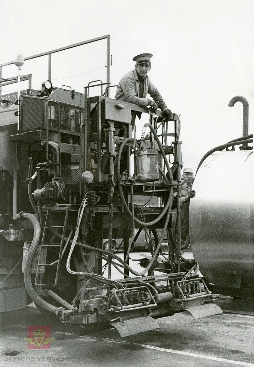 1968 modell Volvo lastebil (N3) ved Fauske vegstasjon 1977 - Norsk ...