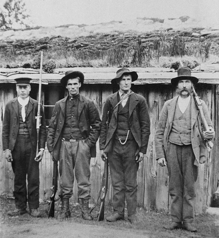 Oppstilt fra venstre med et par mann med "på aksel gevær" ser vi Anton ...