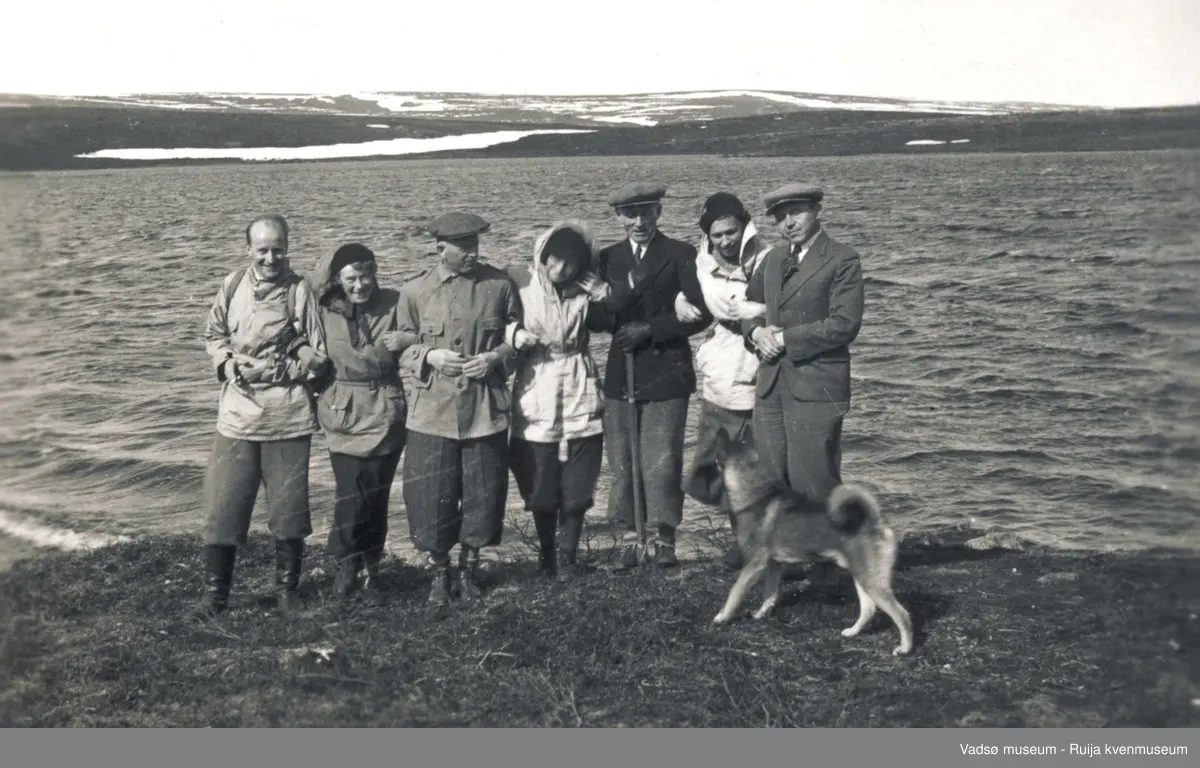 Carl Bramer Esbensen med venner og hund ved vann på fjellet 1936 ...