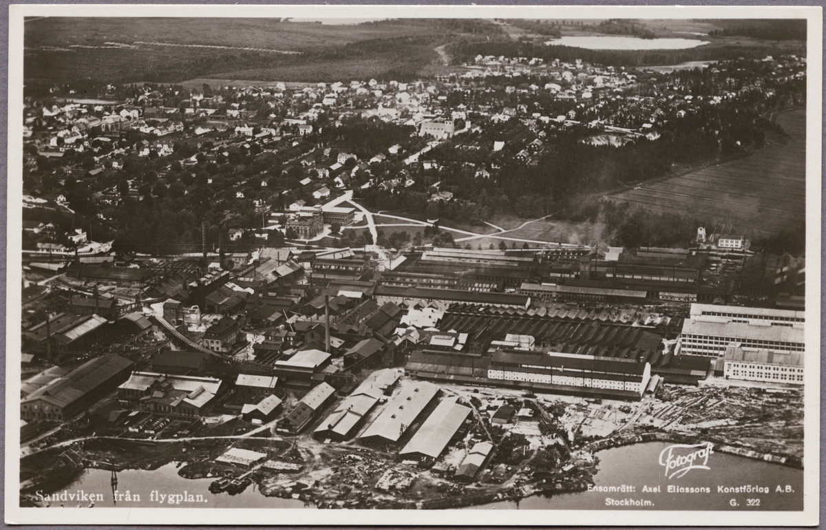 Flygfoto över Sandviken med järnverket. - Järnvägsmuseet / DigitaltMuseum