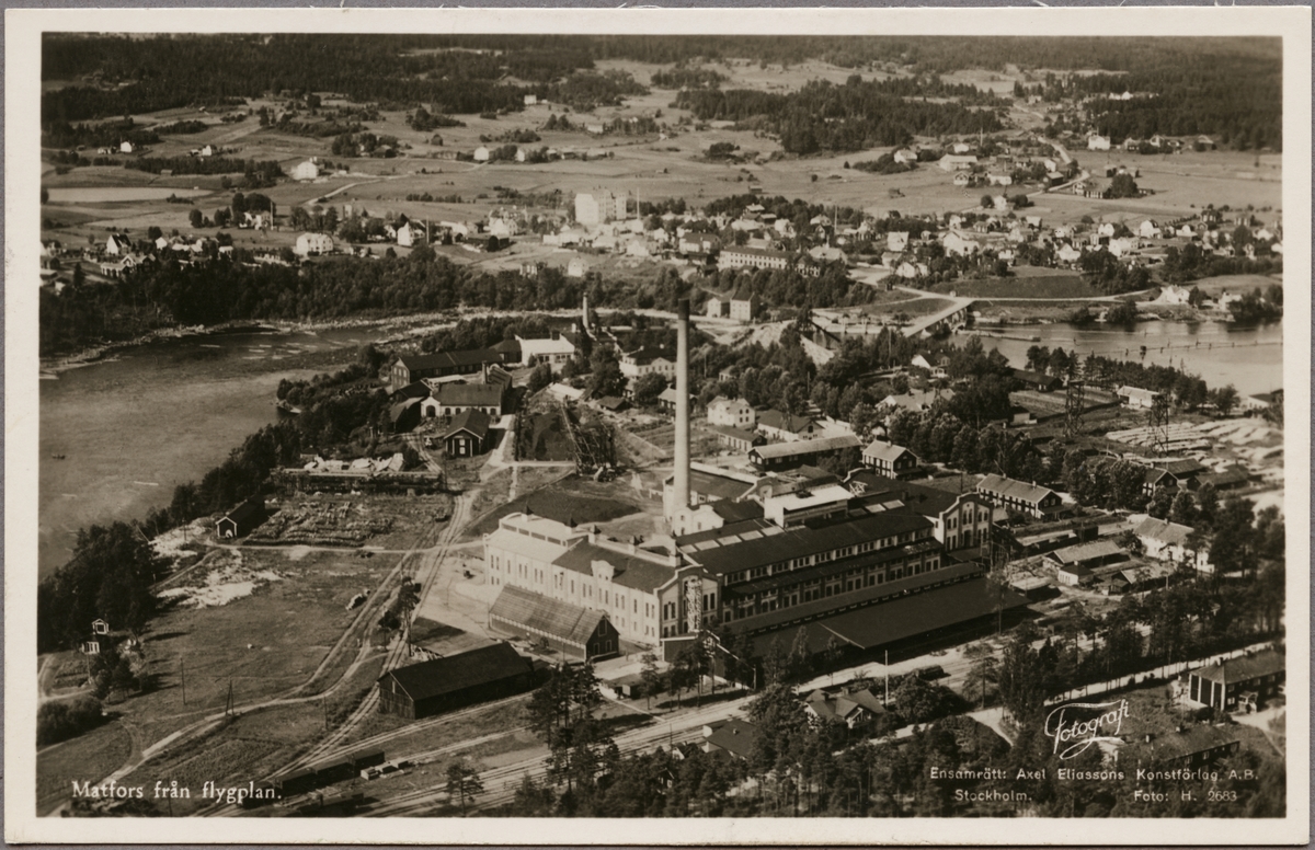 Flygfoto över Matfors med Ljungan och fabrik i bild. - Järnvägsmuseet ...