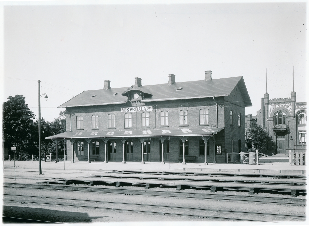 Svedala station med Åbjörn Anderssons Mekaniska verkstad i bakgrunden ...