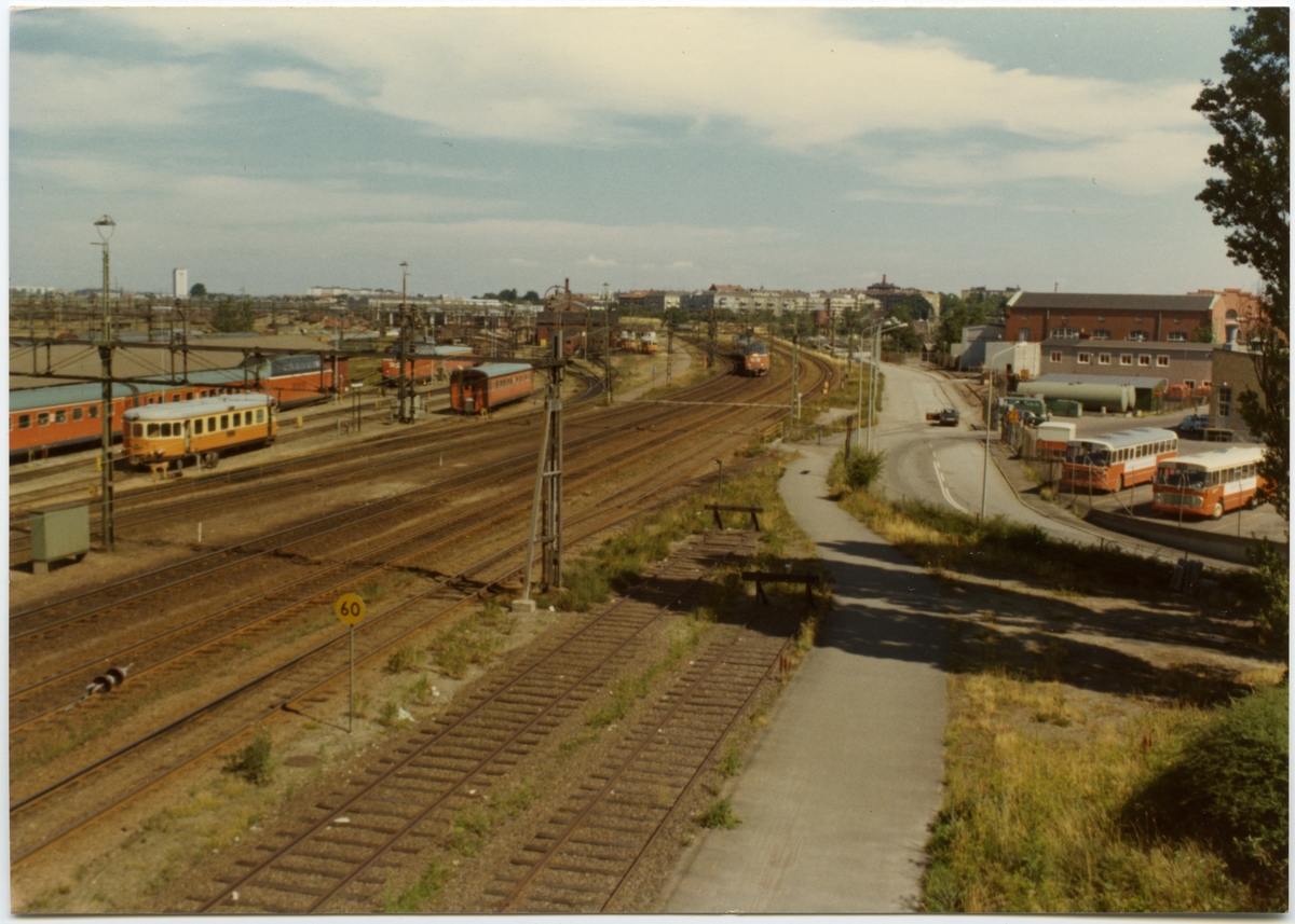 Malmö bangård med statens järnvägars motorvagnståg SJ Y3 och motorvagn ...