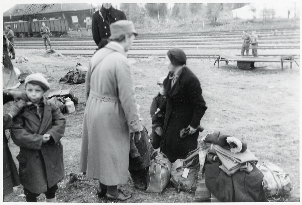 Finska flyktingar i Haparanda, hösten 1944. - Järnvägsmuseet ... Finska flyktingar i Haparanda, hösten 1944. - Järnvägsmuseet ...