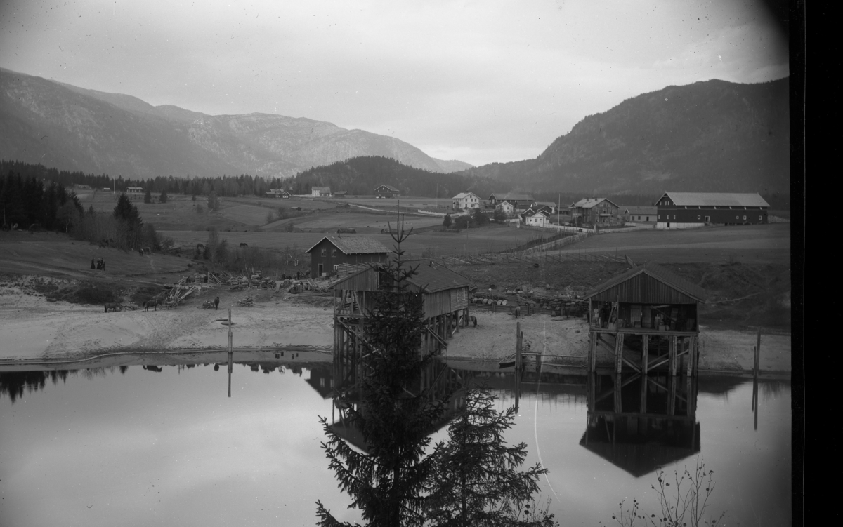 Gulsvik Brygge med Gulsvikgardane i bakgrunnen. - Gol bygdearkiv ...