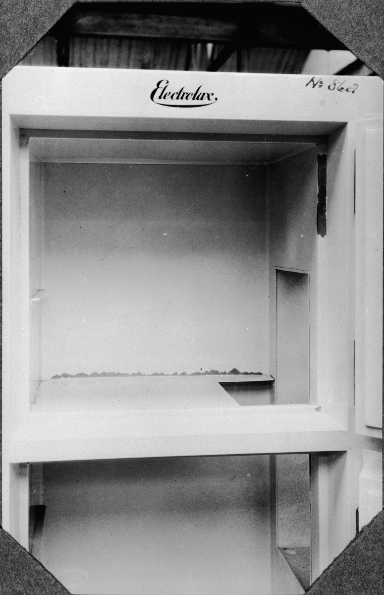 Kylskåp, öppet och skadat. Fotografier från Electrolux Ltd London enl ...