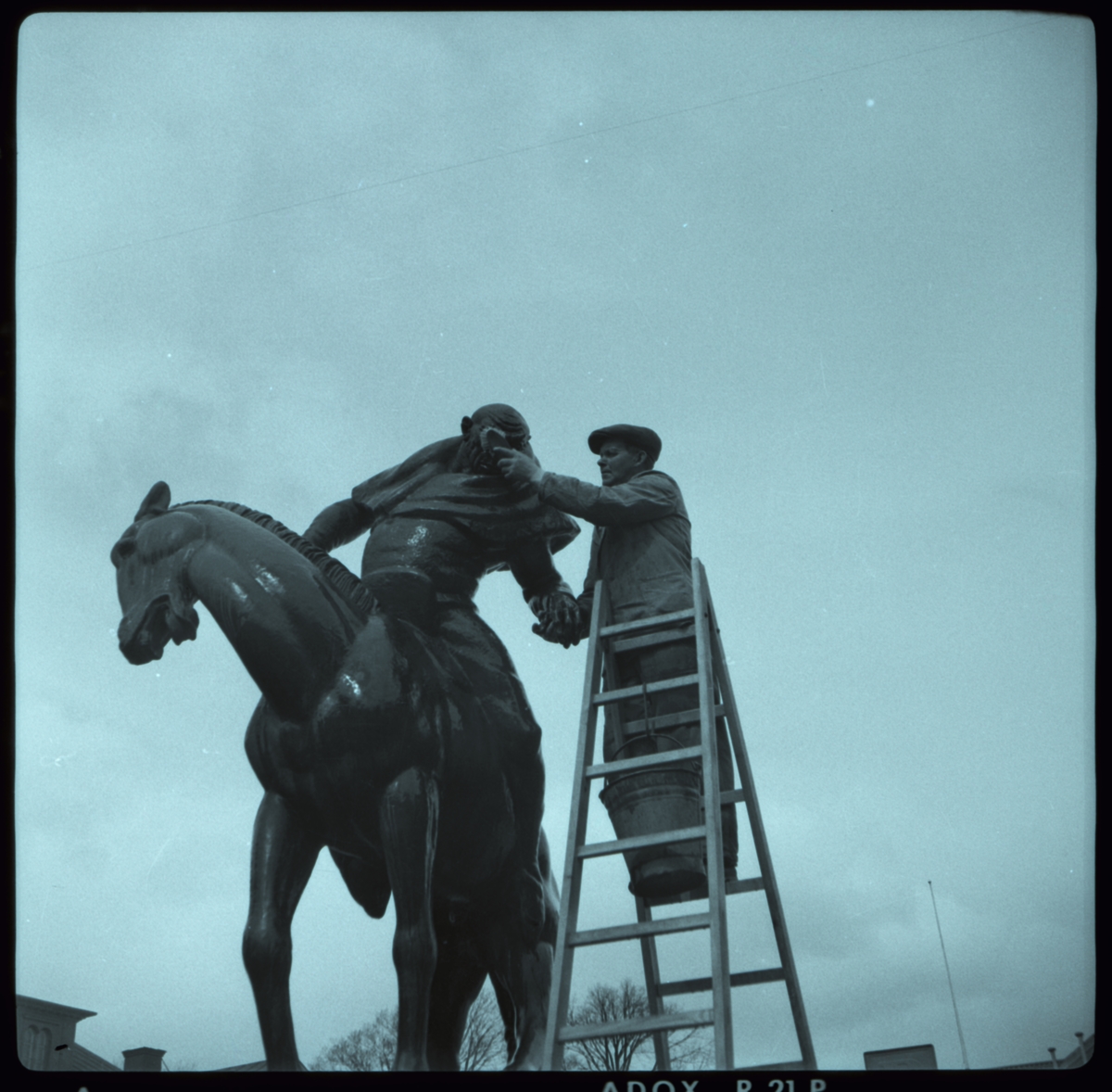 Rengöring av Folke Filbyter på stora torget. Folkungabrunnen med Folke ...