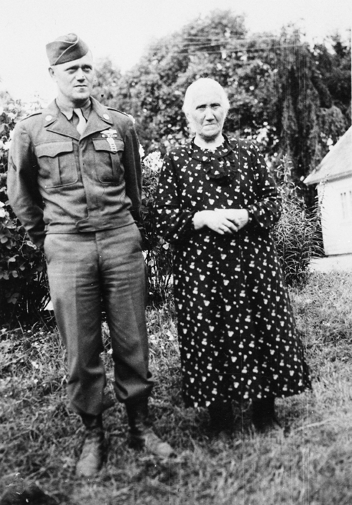 Anna Tunheim, faster til Arne S. Tunheim, står her saman med sonen Arne ...