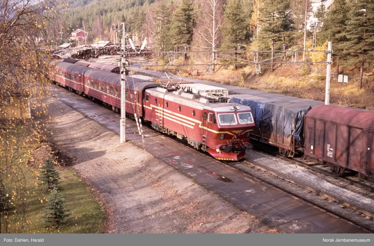 Elektrisk lokomotiv El 16 med dagtoget fra Bergen til Oslo, tog 602, på ...