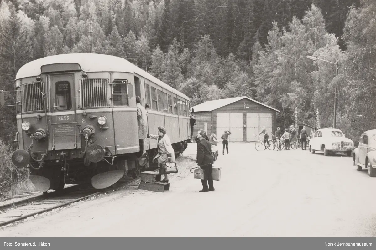 Dieselmotorvogn Bmdo 86 56 med persontog til Kongsberg ved midlertidig ...