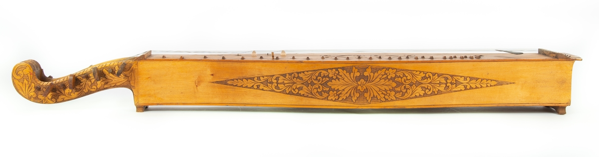 Langeleik - Valdres Folkemuseum / DigitaltMuseum