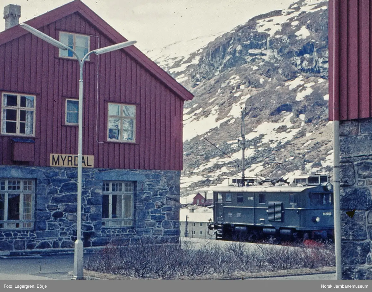 Elektrisk lokomotiv El 9 2062 på Myrdal stasjon - Norsk Jernbanemuseum ...