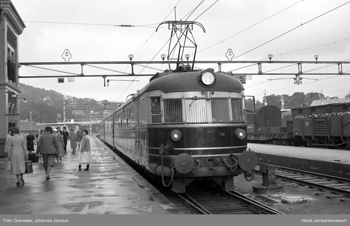 "SØRLANDSEKSPRESSEN", til Oslo V, tog 72, med elektrisk motorvognsett ...