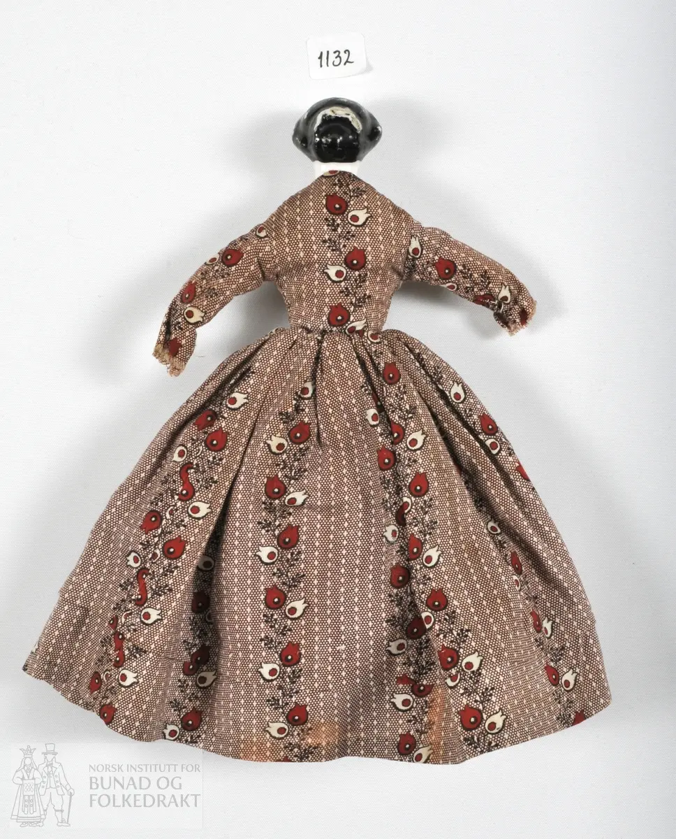 Figur - Norsk institutt for bunad og folkedrakt / DigitaltMuseum