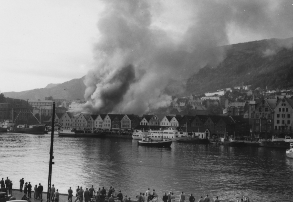 Bergen, 1955. Bryggen i brann, sett fra Strandkaien - Gamle Bergen ...