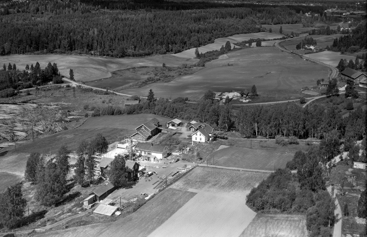 TANGEN SKOLE, FLYFOTO. Bildet viser den gamle klokkergården, foran den ...