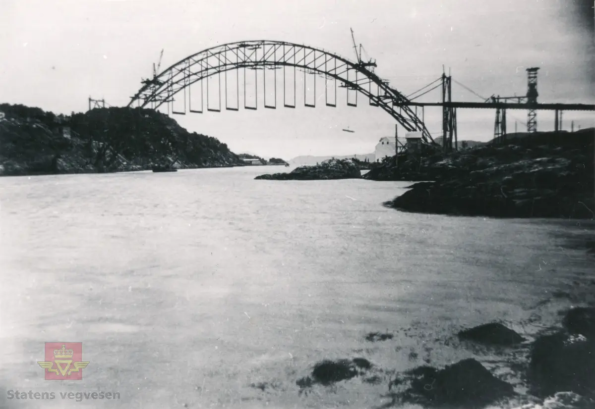 Byggingen av gamle Omsund bru mellom Kristiansund og Frei i 1939-1940 ... Byggingen av gamle Omsund bru mellom Kristiansund og Frei i 1939-1940 ...
