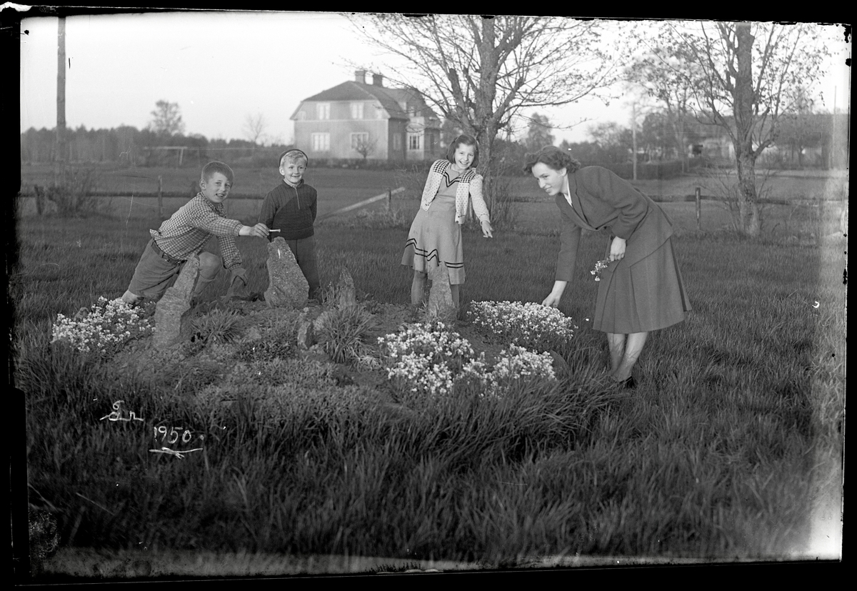 Mor med barn i trädgård - Västergötlands museum / DigitaltMuseum
