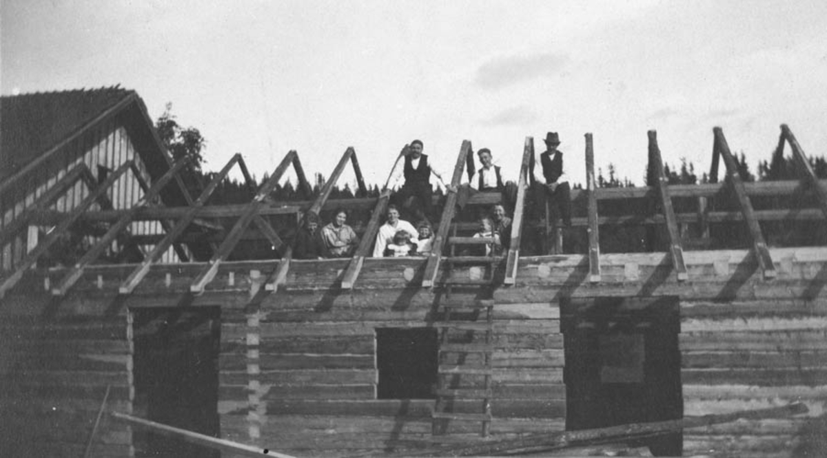 Fjøs, indre bygning under bygging. - Akershusbasen / DigitaltMuseum