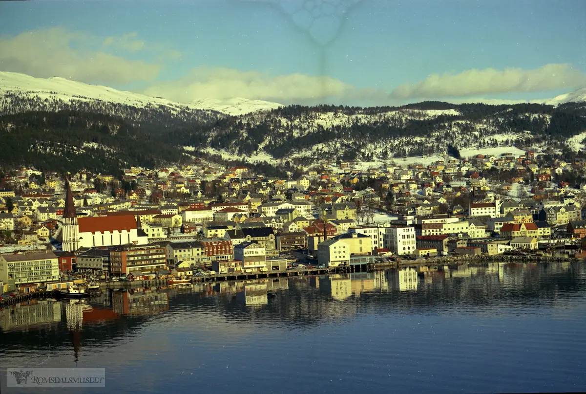 Molde sentrum, i venstre hjørnet ligger Romsdals fiskevegnfabrikk ...