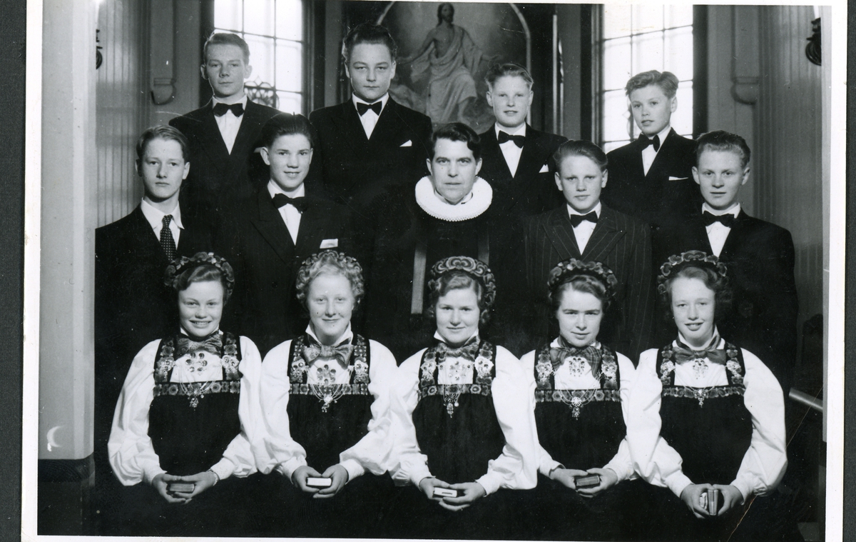 Konfirmasjon, Framme frå v.Kari Løvsletten,Ragnhild Uhlen,Birgit ...
