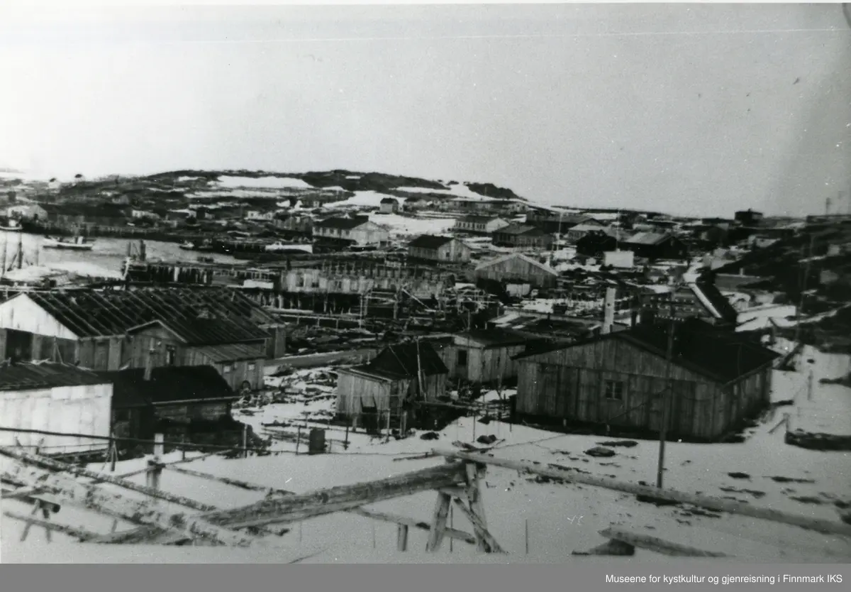 Panorama over et parti av Mehamn i Gamvik Kommune 1946. - Museene for ...