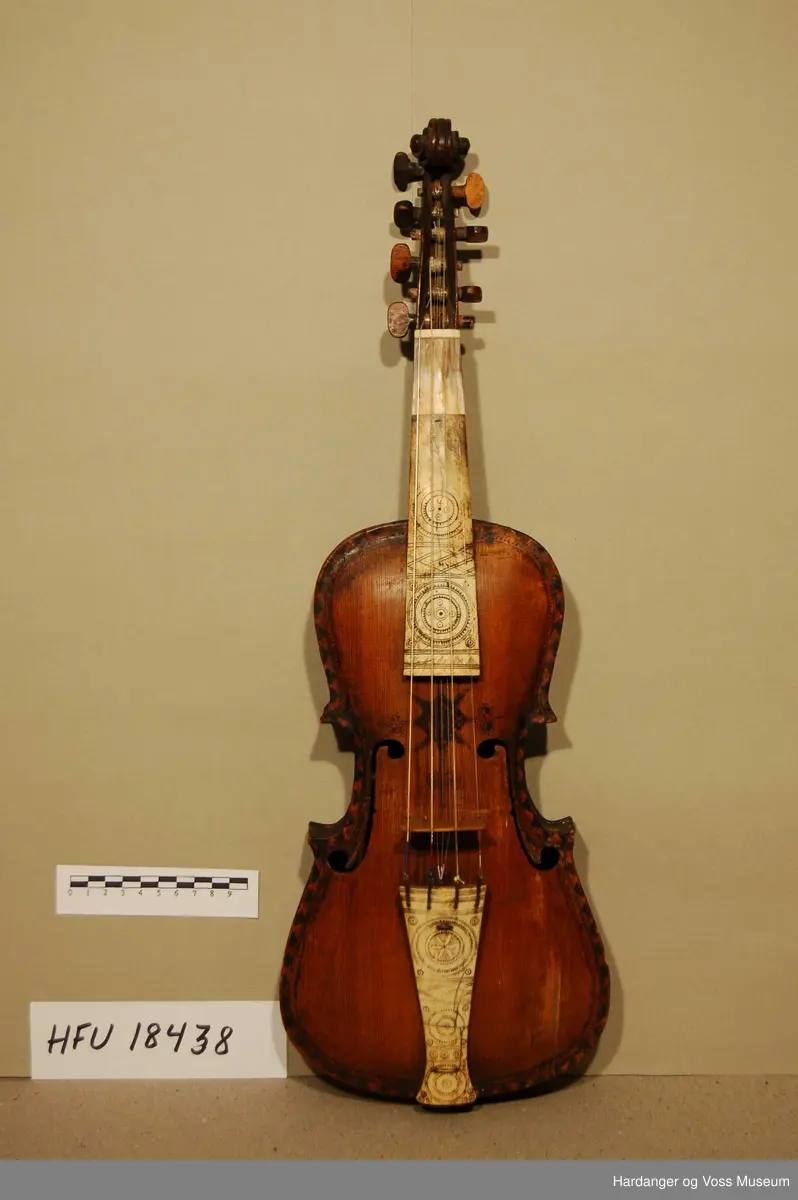 Hardingfele - Hardanger og Voss Museum / DigitaltMuseum