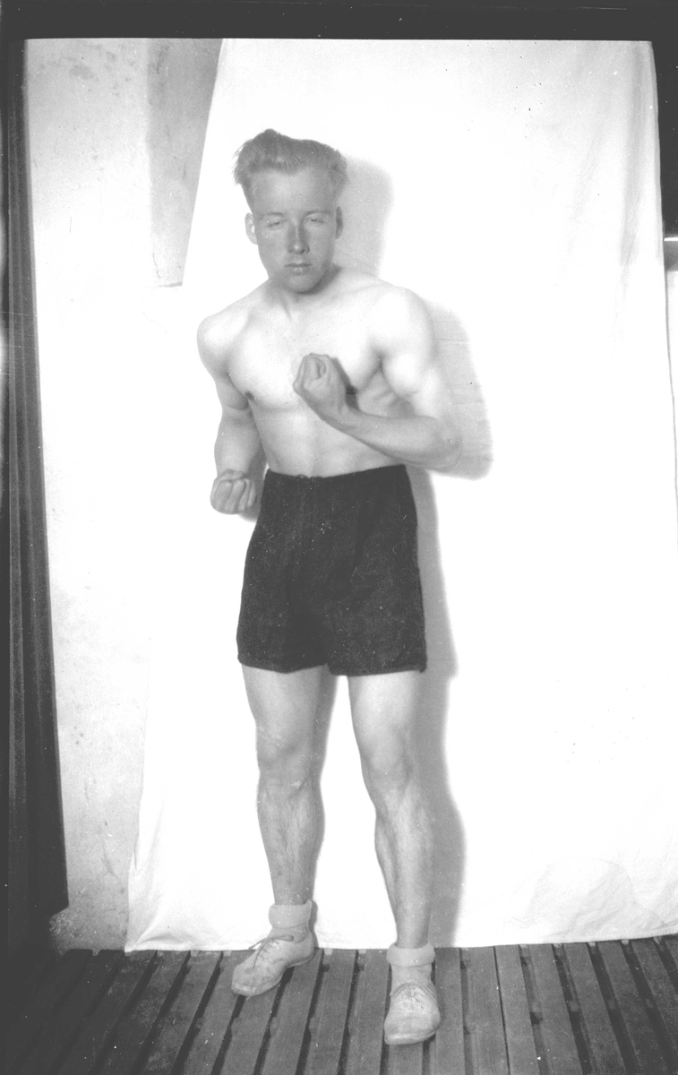 Mann i bokser-positur. Bar overkropp med kortbukse. - Norsk ...