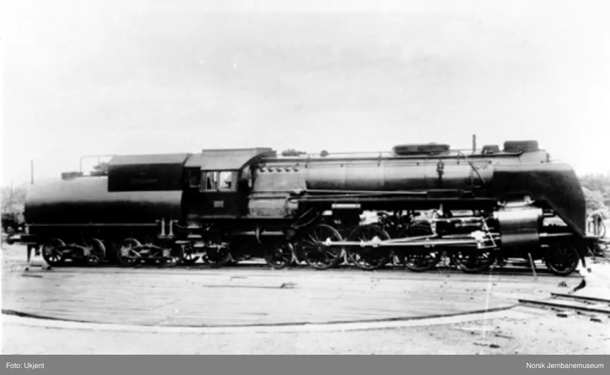 Damplokomotiv type 49a "Dovregubben" nr. 463 på svingskive - Norsk ...