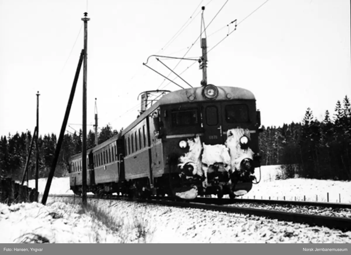 Motorvognsett type 68B i hurtigtog Oslo-Halden utenfor Sarpsborg ...