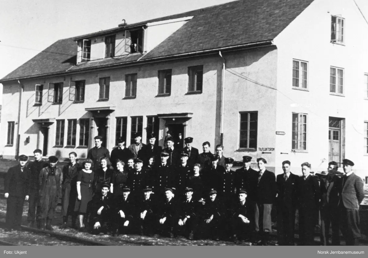 Personalet ved Mo i Rana stasjon våren 1944 (bilde 2 av 2) - Norsk ...