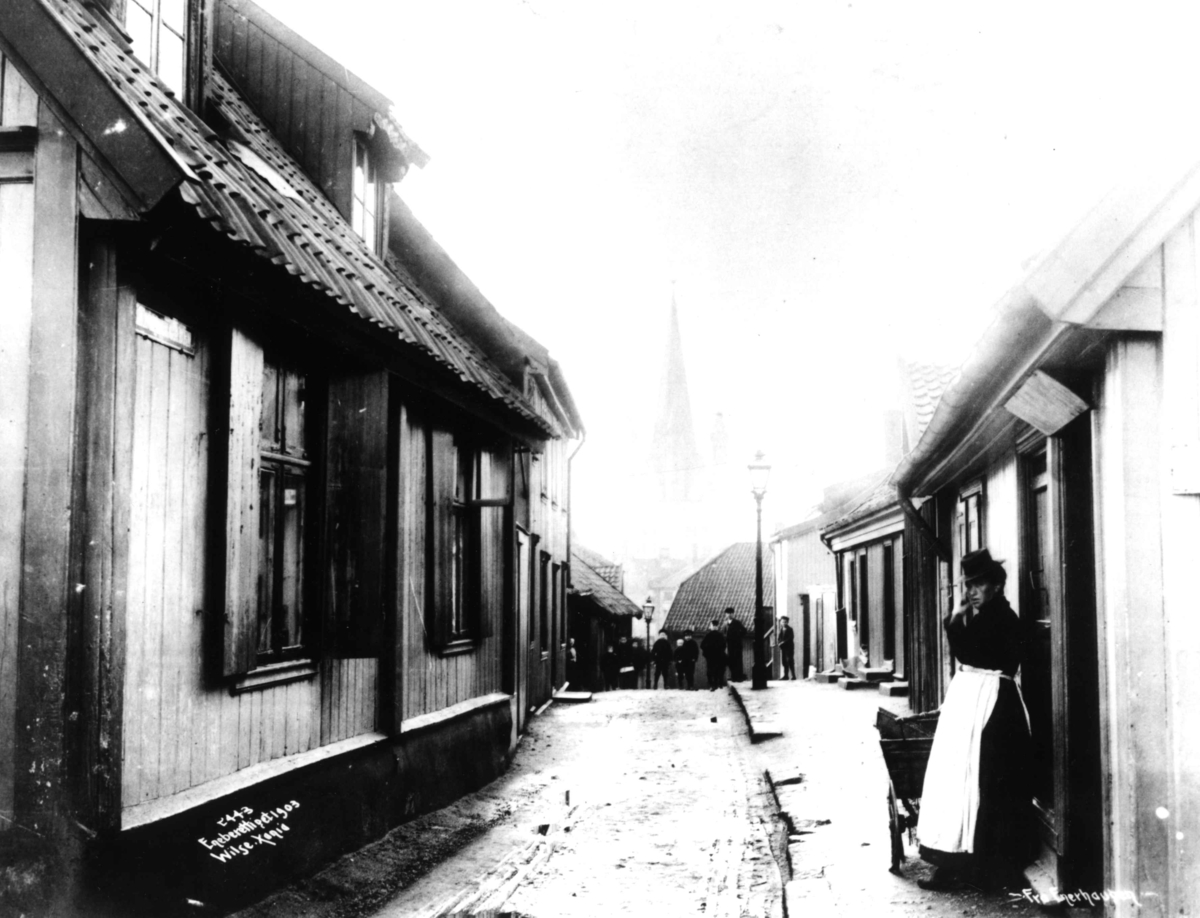 Enerhaugen, Oslo 1903. Smal bygate med trehus og mennesker. - Norsk ...