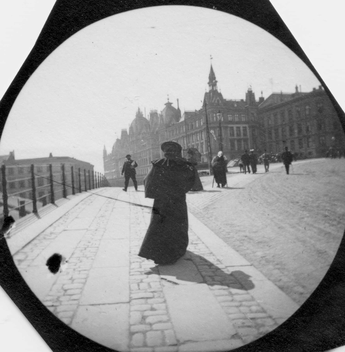 Mennesker i bygate. Victoria Terasse, Oslo, gjerde mot bygninger på et ...