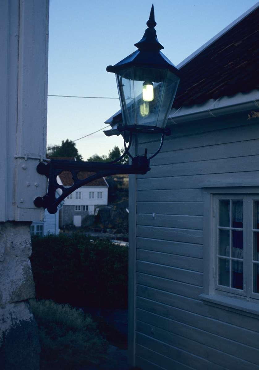 Gatelykt omgjort fra gass til elektrisk, Åkerøya havn, Lillesand, Aust ...