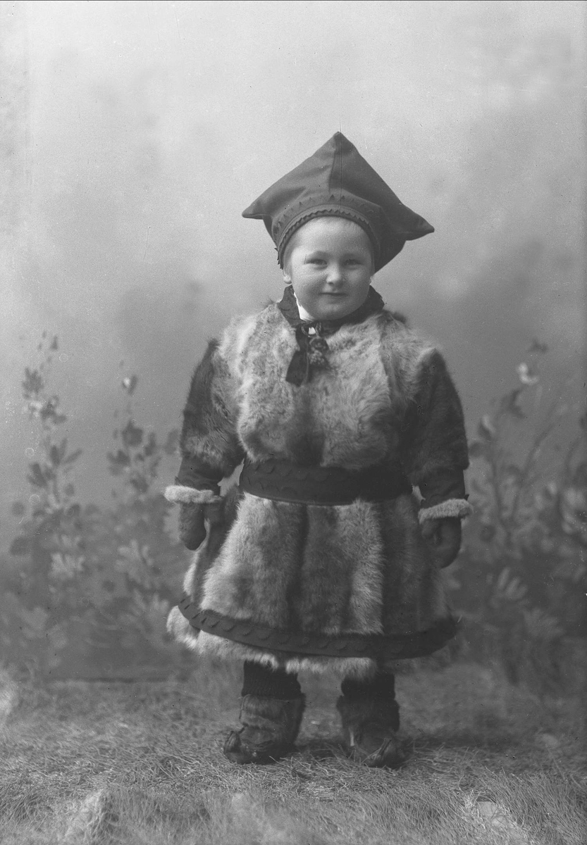 Portrett, lite barn med samisk inspirert drakt. - Norsk Folkemuseum ...