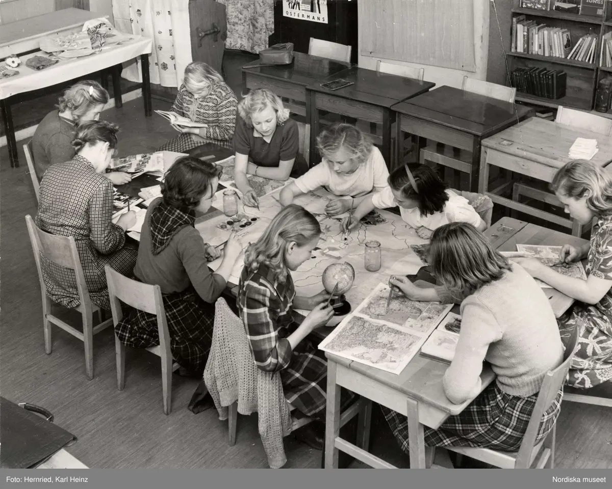 Blommensbergs folkskola. Grupparbete i geografi - Nordiska museet ...
